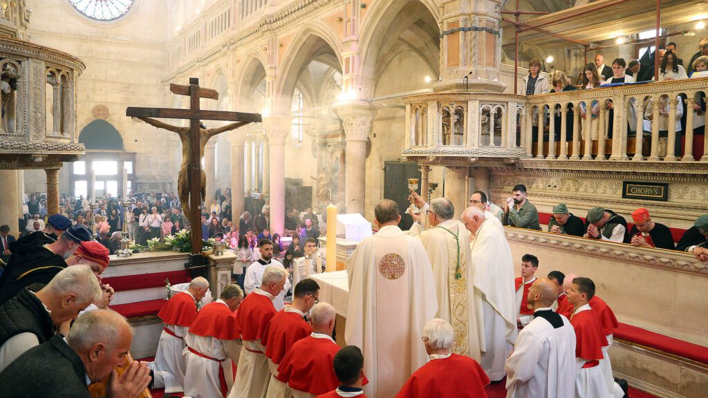 Uskrsno misno slavlje u katedrali svetog Jakova. - Katolički Vjesnik